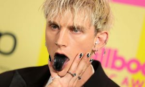 Escucha el cover de Machine Gun Kelly de ‘Swim Good’, el hit de Frank ...
