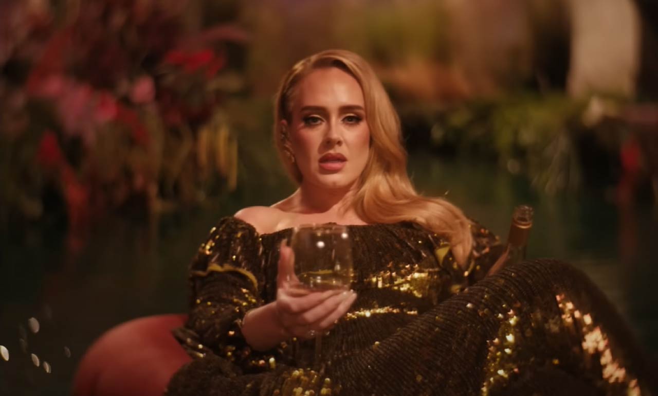 Adele brinda con una copa de vino en el nuevo vídeo de ‘I Drink Wine’ - Rolling Stone en Español