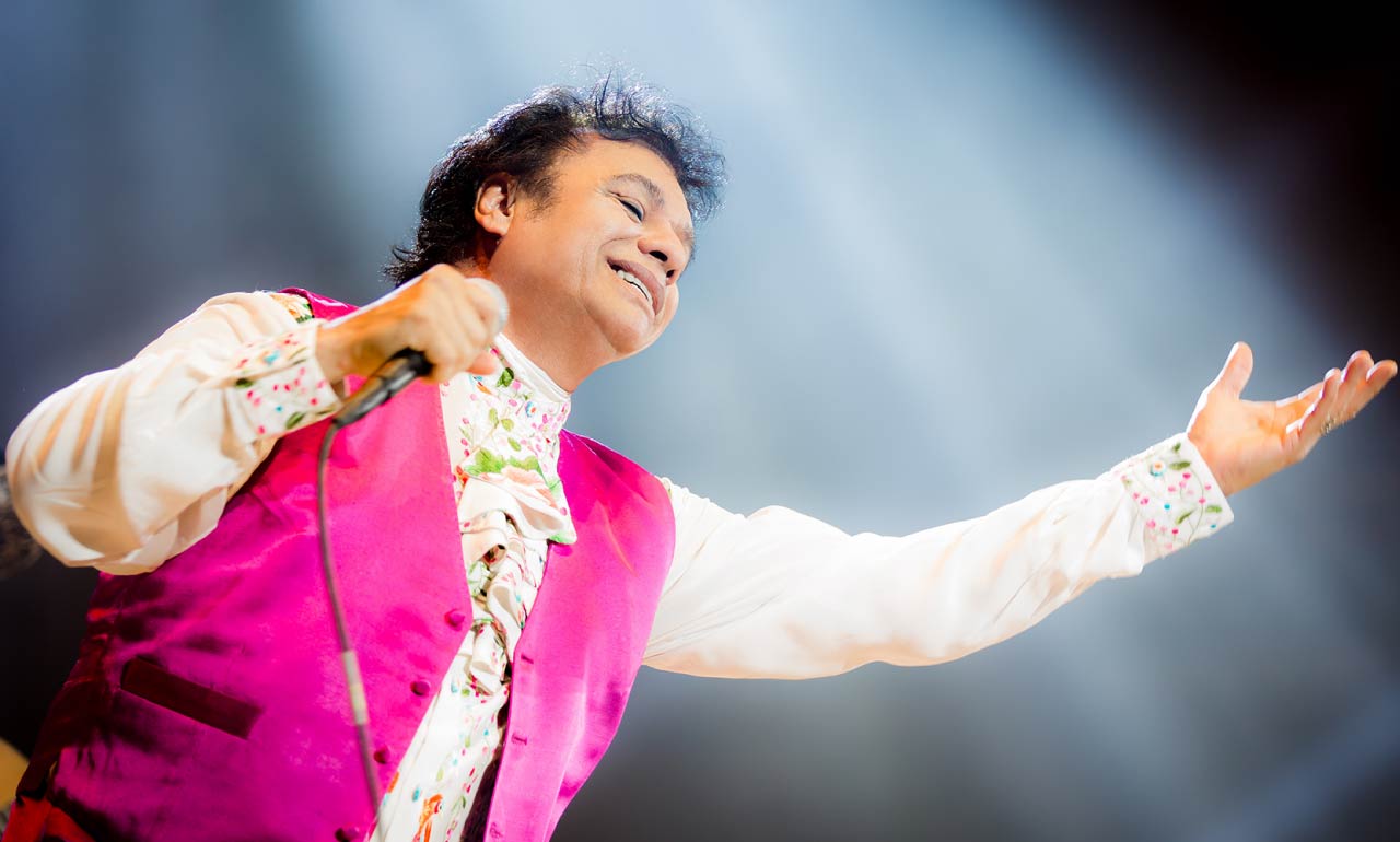 Playlist: 40 canciones para abrazar la música de Juan Gabriel - Rolling ...