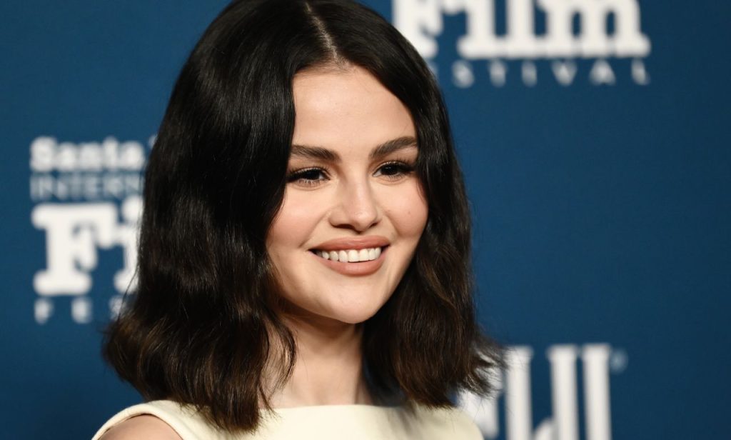 Selena Gómez hace un tributo a ‘El muchacho de los ojos tristes’ de ...
