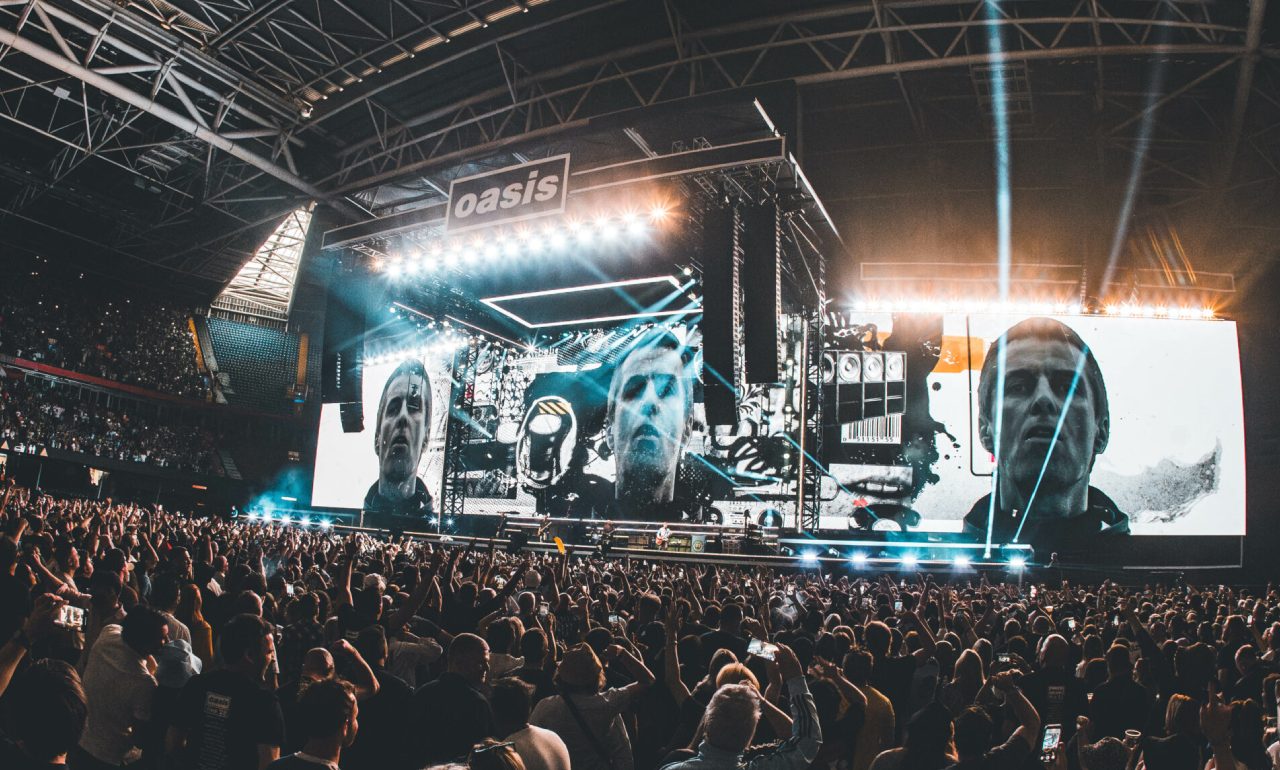 Oasis en Cardiff: así fue el regreso triunfal de los hermanos Gallagher ...